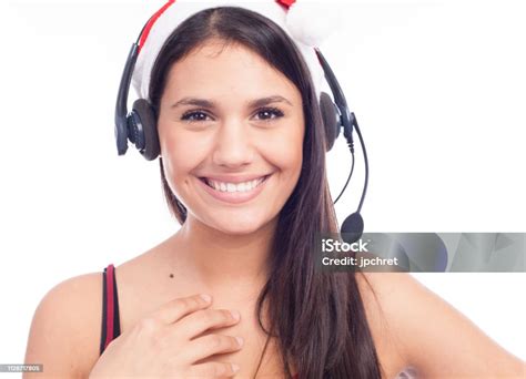 텔 레 마케팅에서 크리스마스 헤드셋 여자 웃는에 고립 된 흰색 배경 이야기 빨간 산타 모자를 쓰고 센터를 호출 합니다 고객에 대한 스톡 사진 및 기타 이미지 Istock