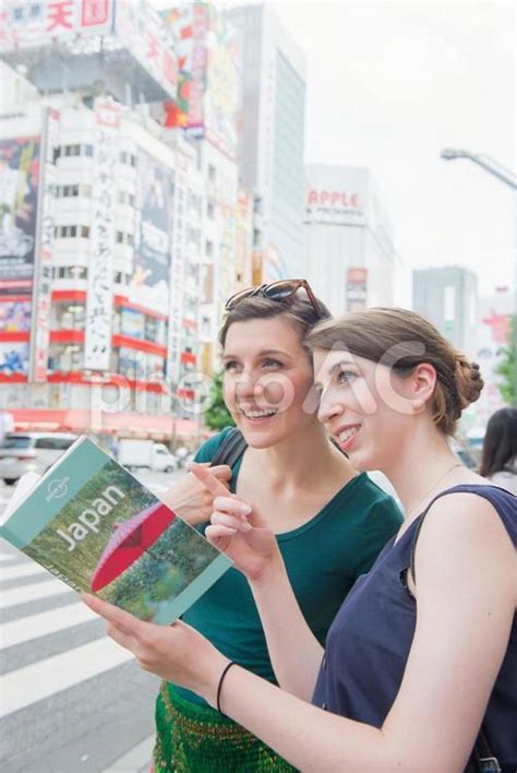 ガイドブックを見る女性外国人観光客5 No 874839｜写真素材なら「写真ac」無料（フリー）ダウンロードok