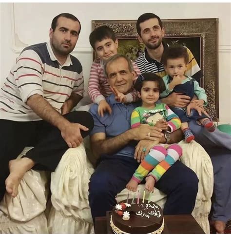 تولد دکتر پزشکیان در کنار خانواده عکس