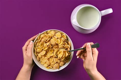 음식 건강 한 식사 사람과 다이어트 개념보라색 배경 위에 아침 식사에 대 한 Muesli 우유와 함께 먹는 여자의 클로즈업 개념에 대한 스톡 사진 및 기타 이미지 Istock