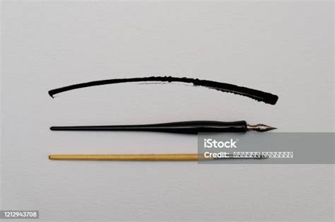 서예 펜과 잉크 반점이있는 빈 흰색 질감의 종이에 브러시 가까운에 대한 스톡 사진 및 기타 이미지 가까운 검은색 공란