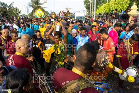 축 하와 신봉자 Kavadi 타이 푸 삼 축제 기간 동안 행사 기도 축복에 대 한 준비를 들고 Thaipusam에 대한 스톡