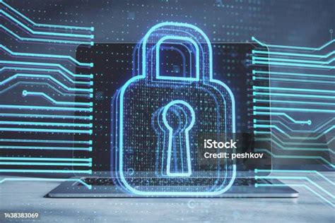 흐릿한 배경에 추상적으로 빛나는 보안 웹 안전 및 보호 홀로그램이 있는 책상 위의 노트북 컴퓨터를 닫습니다 이중 노출 0명에 대한 스톡 사진 및 기타 이미지 Istock