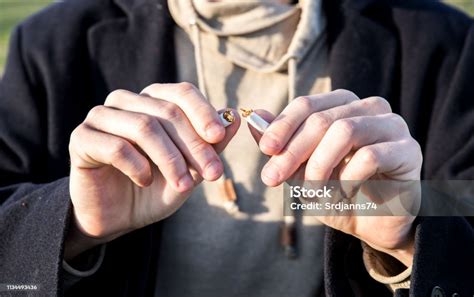 그는 흡연의 나쁜 습관을 종료 하기로 결정 했을 때 반에 담배를 깨고 손톱을 씹는와 신경 흡연 자의 손은 선택적 초점을 닫습니다 개념에 대한 스톡 사진 및 기타 이미지