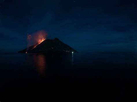 Stromboli In Eruzione Uno Spettacolo Incredibile Cosa Significa L Allarme Arancione Anche In