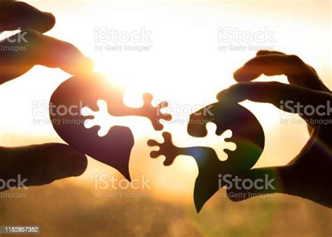 실루엣 연결 하트 일출의 배경에 대 한 연인 들의 손에 퍼즐의 두 조각 발렌타인 데이 2명에 대한 스톡 사진 및 기타 이미지