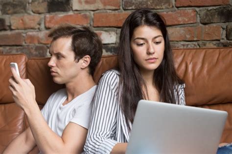 24 Warning Signs Of A Controlling Woman In A Relationship