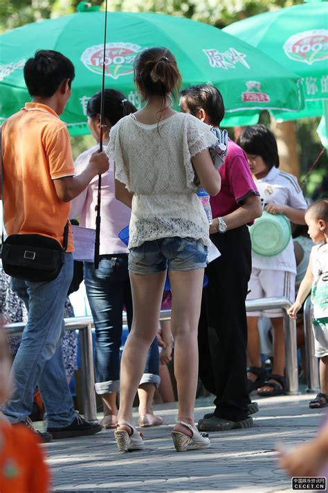 牛仔热裤年轻辣妈美腿修长白嫩 中国娱乐资讯网cecetcn