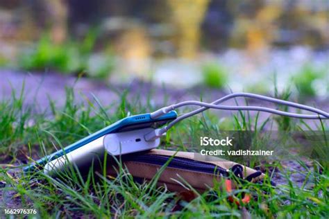 휴대용 충전기는 본질적으로 스마트폰을 충전합니다 가제트를 충전하기 위한 여정에 있는 파워 뱅크 0명에 대한 스톡 사진 및 기타 이미지 Istock