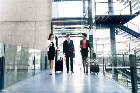 가방을 들고 웃 고 이동 사업 사람들 여자에 대한 스톡 사진 및 기타 이미지 여자 3 명 계단 Istock