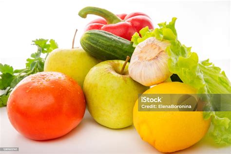 흰색 배경에 신선한 과일과 야채 사과 토마토 레몬 마늘 오이 후추 양상추 잎 0명에 대한 스톡 사진 및 기타 이미지 0명 가을 건강한 식생활 Istock