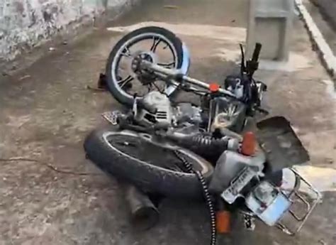 Motociclista fica gravemente ferido após moto colidir contra poste no