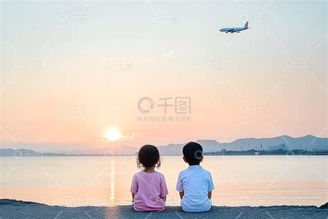 儿童背影ai数字艺术 飞机简约自然风光海边夕阳儿童背影照片 Ai图片免费下载 Png格式 4032像素 编号72375071 千图网