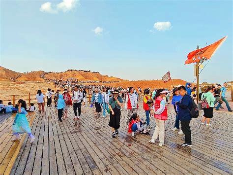 张掖七彩丹霞旅游市场火爆 单日游客接待量突破2万人次
