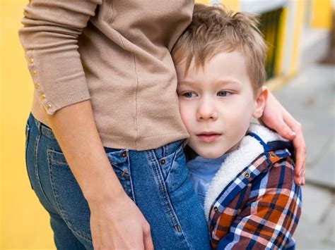 Gros Plan Mère Baisers Elle Jeune Garçon Photo Gratuite