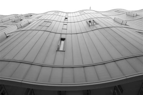 배경 화면 단색화 창문 건축물 건물 하늘 사진술 대칭 현대 무늬 감옥 산업의 비둘기 매력적인 둥근 천장 수직선 구조 각도 셔터 새