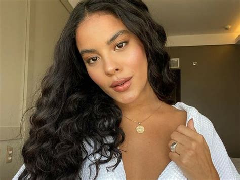 Bella Campos Aparece Deslumbrante Usando Biquini Fio Dental