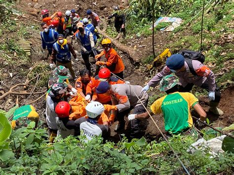 Hujan Evakuasi Korban Longsor Akibat Gempa Di Cijedil Cugenang Cianjur
