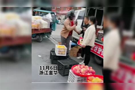两家摊主因位置引发争吵，外国友人两头劝架