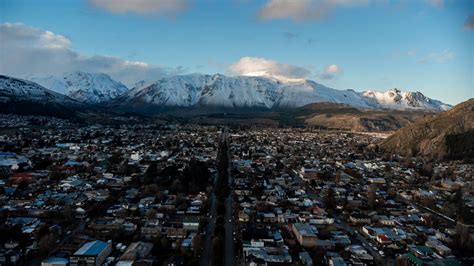 Andes 감기 거리 건물 겨울 겨울 시즌 경치 경치가 좋은 고요한 골짜기 교외 지역 구름 그림 같은 남아메리카 낮 눈 덮인 눈 덮인 산 도로