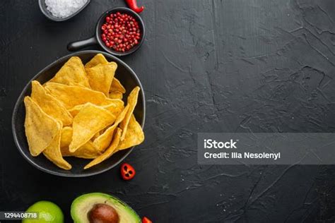 멕시코 음식 개념 Nachos 검은 색 배경 상단 보기 또는 텍스트 복사 공간이있는 평평한 평지에 다양한 소스가있는 노란색