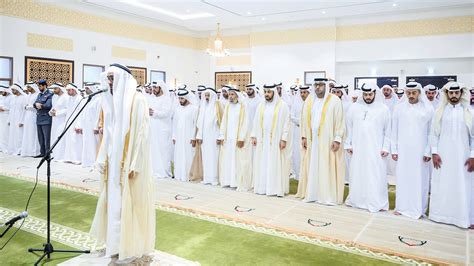 حمدان بن زايد يؤدي صلاة العيد بمسجد ناصر سلطان بن قران في الظنة