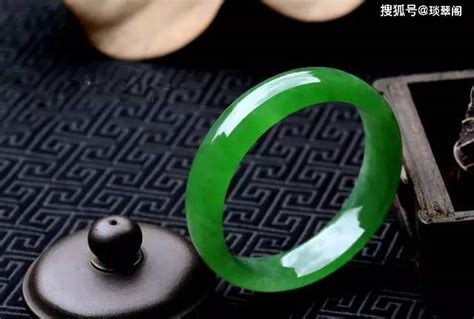 你知道怎么区别翡翠的裂纹和石纹吗它们跟色根又是什么关系呢 裂痕