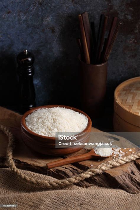 테이블에 측정 컵에 흰 쌀을 닫습니다 소박한 부엌 배경에 타이어 재스민 쌀 갈색에 대한 스톡 사진 및 기타 이미지 갈색