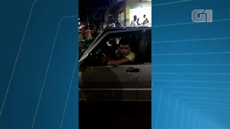 Vídeo Homem Embriagado Bate Em Carro Da Polícia Bahia G1
