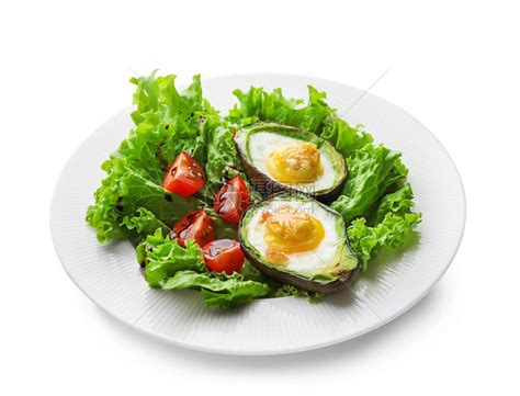 白色背景中带鸡蛋和蔬菜的烤鳄梨高清图片下载 正版图片505263464 摄图网