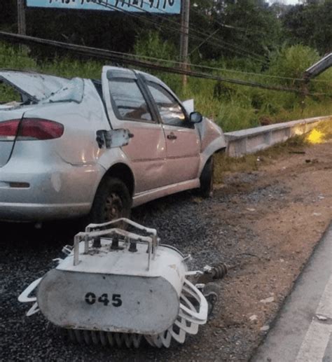 Carro Sai Da Pista Derruba Poste E Deixa Dezenas De Residências Sem