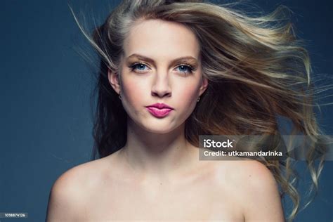 美麗的女人肖像美麗的女孩與長波浪狀的頭髮金髮模特的髮型 照片檔及更多 一個人 照片 一個人 乾淨 人 Istock
