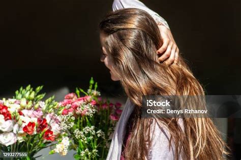 Gadis Cantik Berambut Panjang Yang Cantik Menikmati Bunga Di Bawah