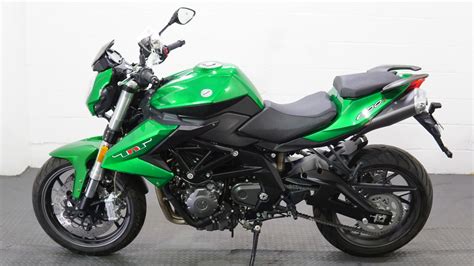 Moto Benelli TNT S