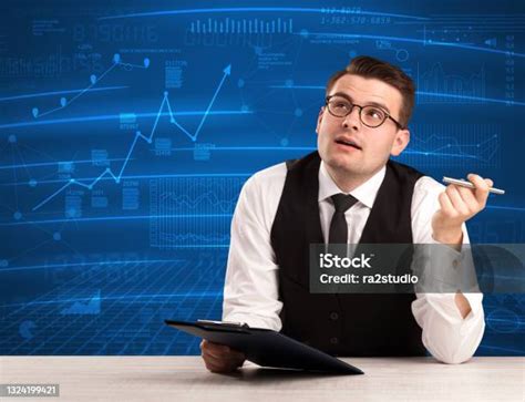 스튜디오의 주식 데이터 분석가가 블루 차트 배경에 대한 Adivce를 제공합니다 성장 개념에 대한 스톡 사진 및 기타 이미지 성장 개념 금융 분석 보기 Istock