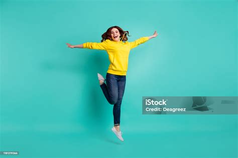 전체 길이 바디 사이즈 사진 의 쾌활 한 귀여운 좋은 곱슬 물결 치는 매혹적인 소녀 착용 청바지 데님 흥분 얼굴 표정 고립 위에 생생한 청록색 색상 배경 노랑에 대한 스톡