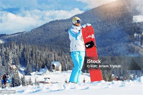 눈 덮인 산에서 스노우 보드와 함께 서 그녀의 머리에 흰색 재킷 푸른 스키 바지와 구글에 젊은 아름다운 소녀 겨울 스포츠 건강한 생활방식에 대한 스톡 사진 및 기타 이미지