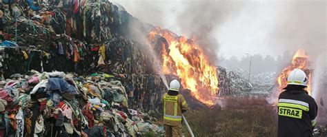 NIEKOŃCZĄCA SIĘ HISTORIA POŻAR SKŁADOWISKA MATERIAŁÓW TEKSTYLNYCH W KAMIEŃCU Komenda