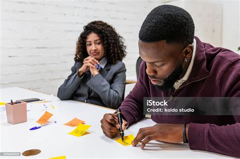 브레인스토밍 세션 중 스티커 메모에 글을 쓰는 집중된 젊은이 20 29세에 대한 스톡 사진 및 기타 이미지 20 29세 25 29세 2명 Istock