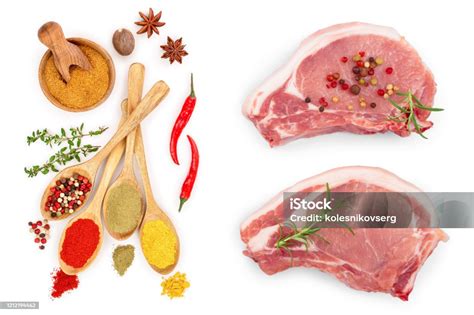 흰 배경에 고립 된 향신료와 슬라이스 원시 돼지 고기 맨 위 보기 플랫 레이 0명에 대한 스톡 사진 및 기타 이미지 0명