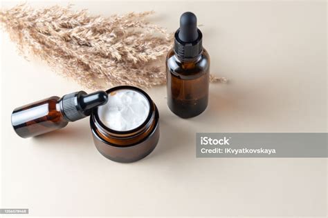 복사 공간이있는 베이지 색 배경에 어두운 유리 병과 얼굴 크림에 안티 에이징 콜라겐 페이셜 세럼 천연 유기농 화장품 미용 컨셉 0명에 대한 스톡 사진 및 기타 이미지