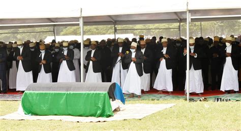 RAIS WA ZANZIBAR ALHAJJ DK HUSSEIN ALI MWINYI AJUMUIKA NA WANANCHI KATIKA SALA YA KUUSALIA MWILI