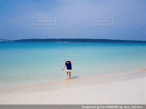 エメラルドグリーンの海に足をつける女性の写真・画像素材 4468485 Snapmart（スナップマート）