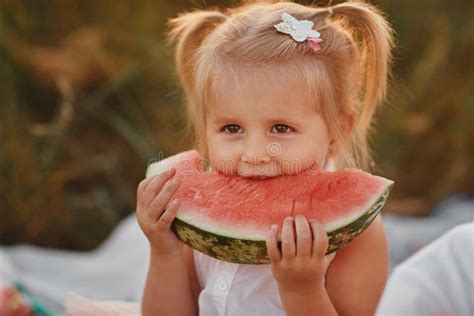 Kind, Das Wassermelone Im Garten Isst Kleines M?dchen, Das Im Garten H?lt Eine Scheibe Der ...