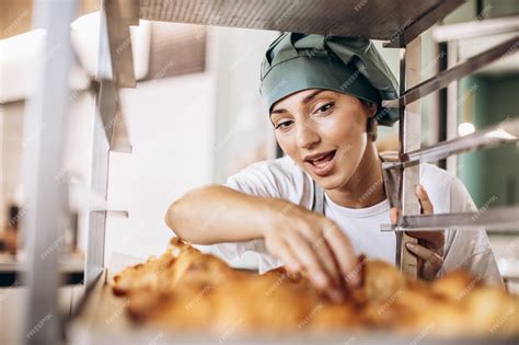 Mujer Panadera En La Cocina Con Croissant Foto Premium
