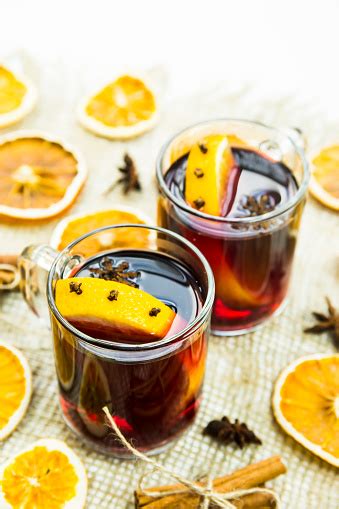 2 투명 한 컵과 뜨거운 Mulled 와인과 계 피와 아니 스의 향신료 중 오렌지 슬라이스 갈색에 대한 스톡 사진 및 기타