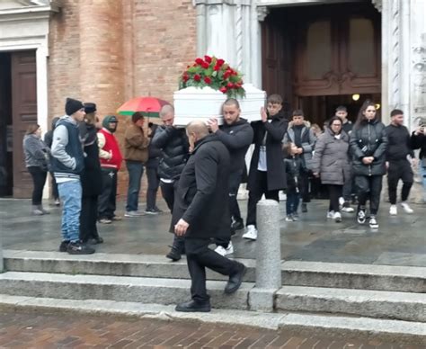 Italia Adolescent român condus pe ultimul drum Comunitatea