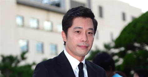 사진 김진근근엄한 포스