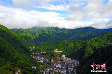 神农架现云海奇观 引游客合影留念 深圳南山网 爱南山就上南山网
