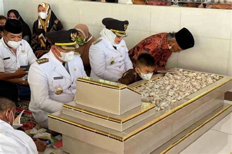 Sebelum Ngantor Bupati Ziarah Ke Makam Ibu Politik